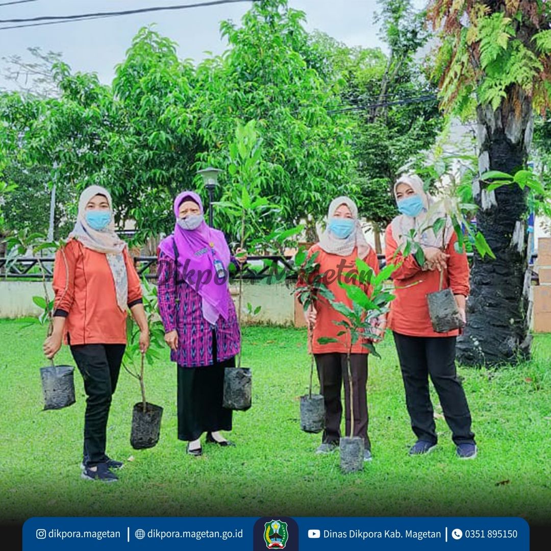 Penanaman Pohon di Halaman Gor Ki Mageti - Dinas Pendidikan, Kepemudaan dan Olahraga Kab. Magetan
